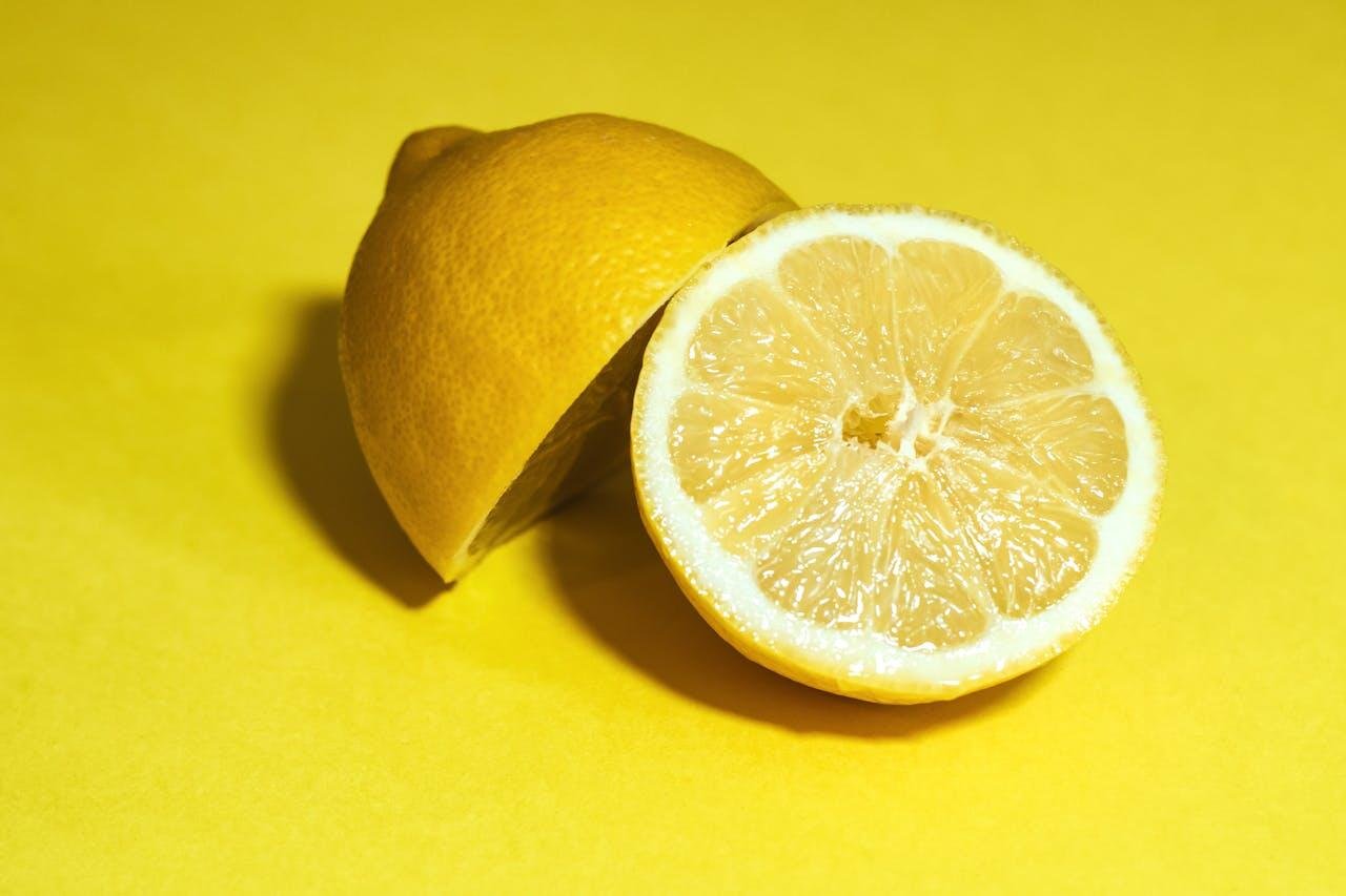 Lemon Juice for Hair: Benefits for Scalp Health and Shine - Discover ...